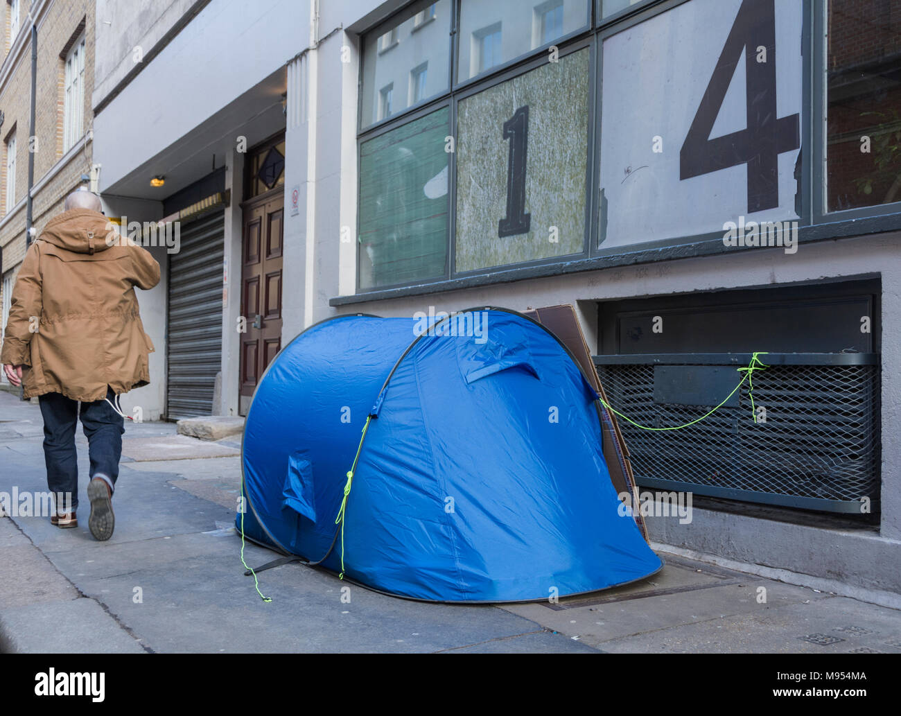 Sleeping figures hi-res stock photography and images - Alamy