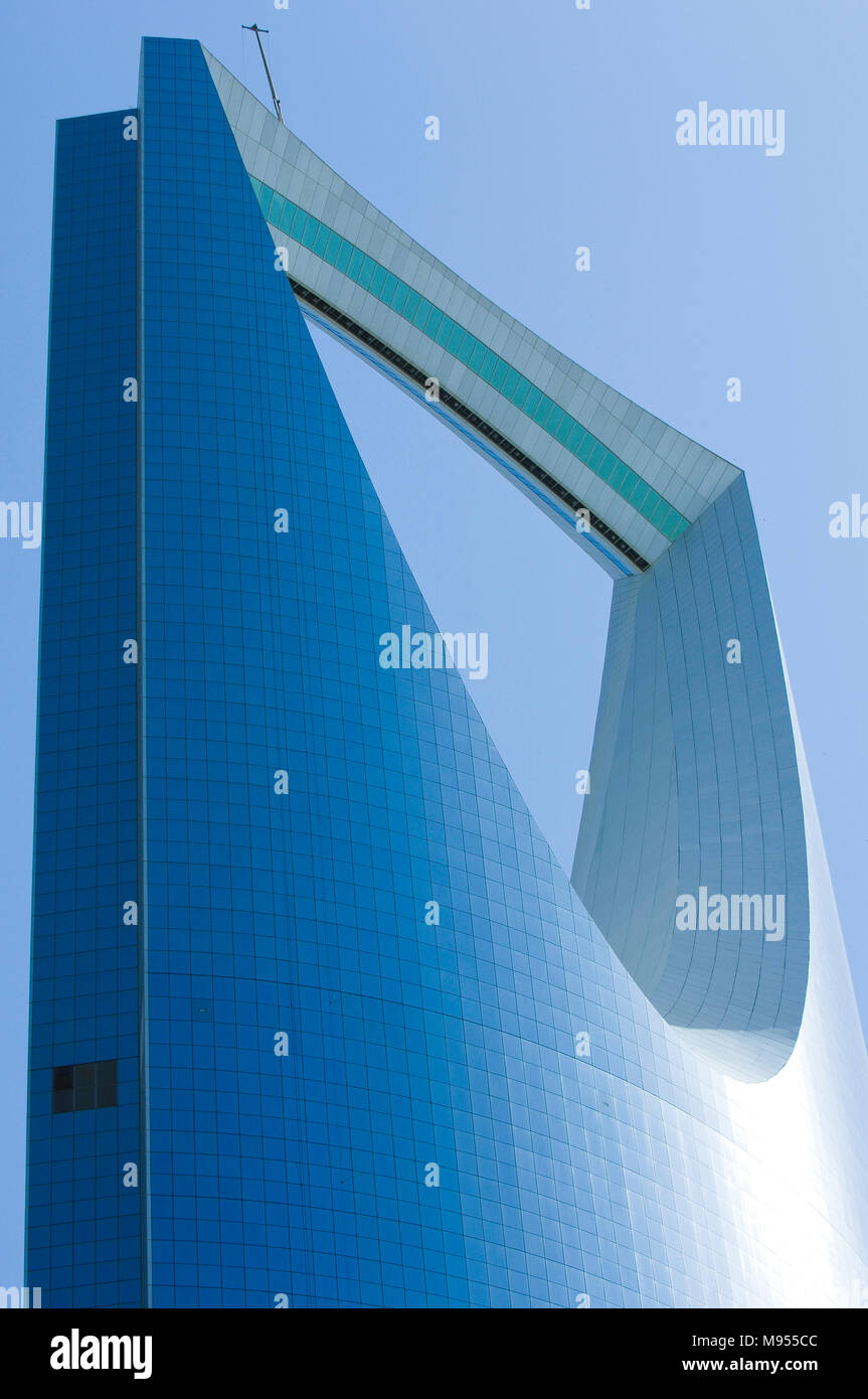 Buildings kingdom tower riyadh saudi hi-res stock photography and ...