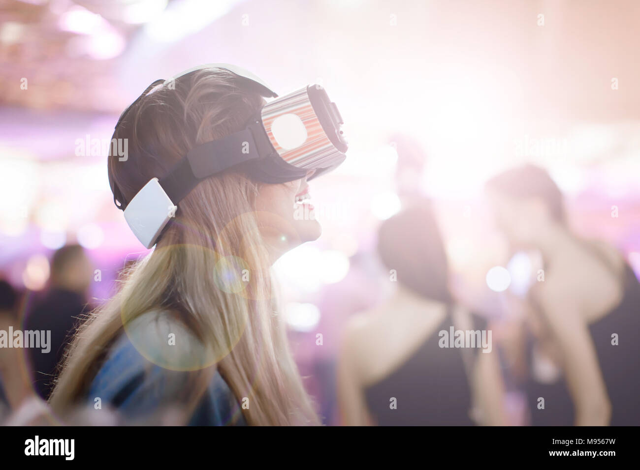 Virtual reality device play hi-res stock photography and images - Alamy