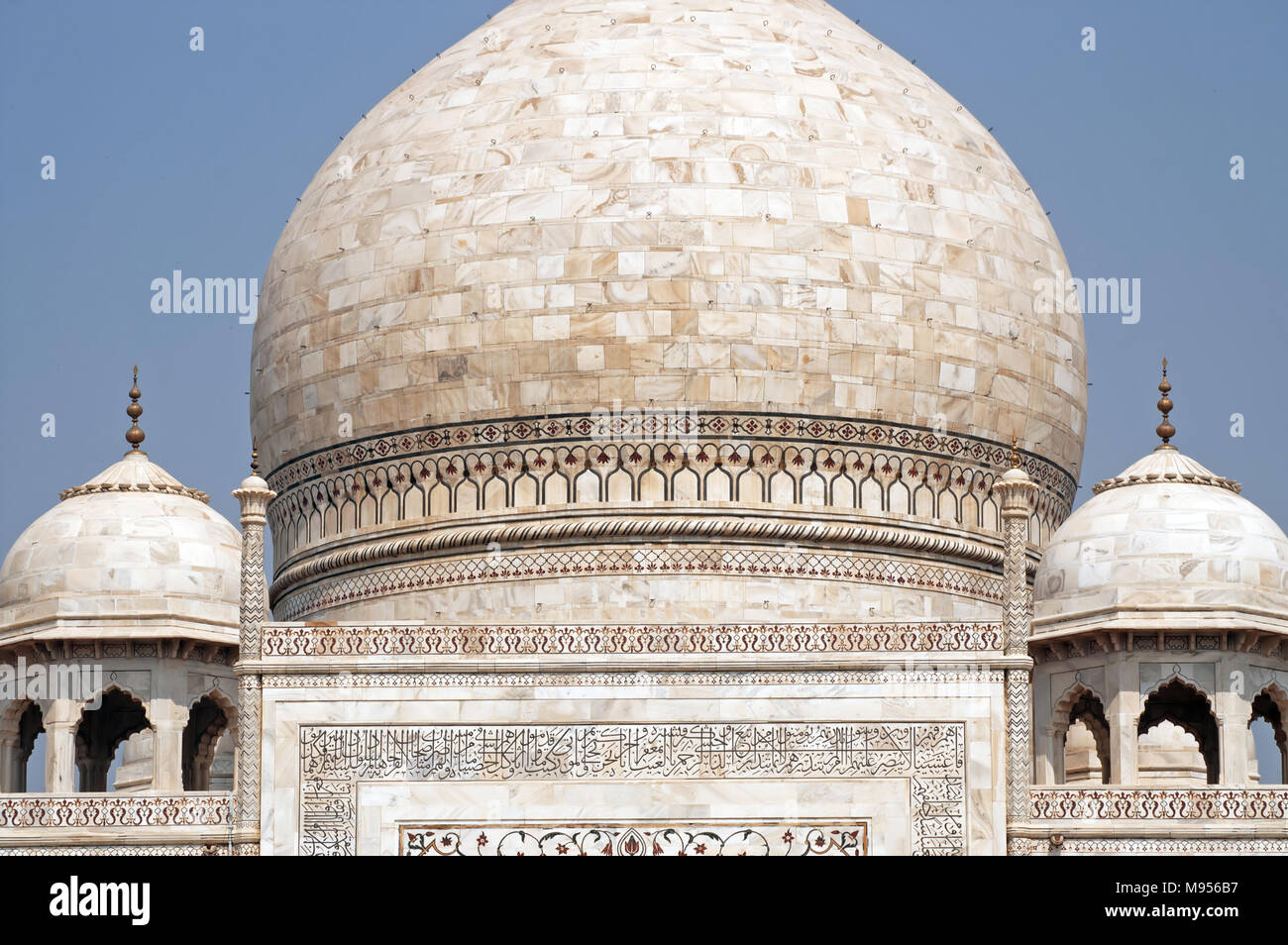 White mosque golden domes hi-res stock photography and images - Alamy