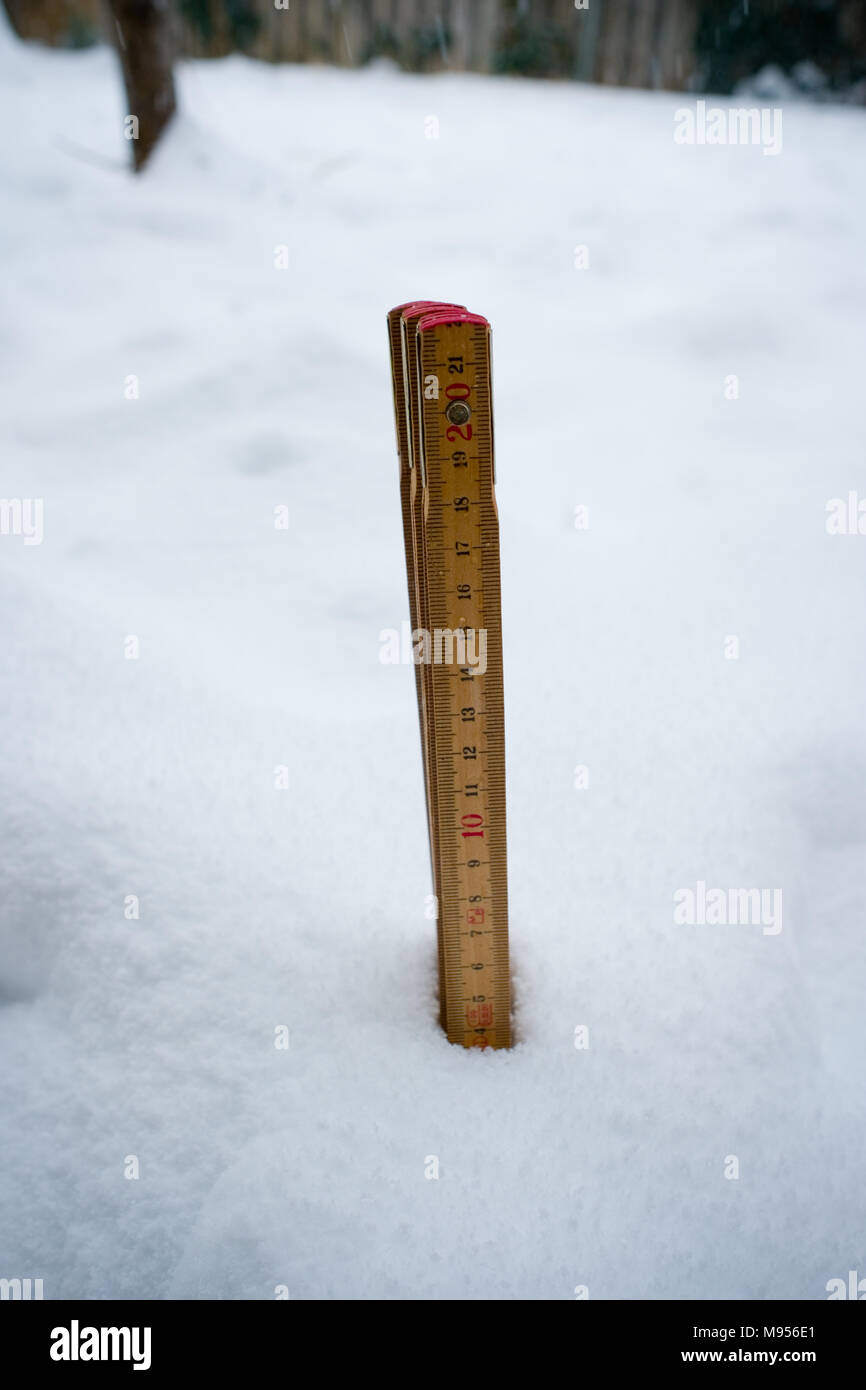 Measuring snow depth with ruler hi-res stock photography and images - Alamy
