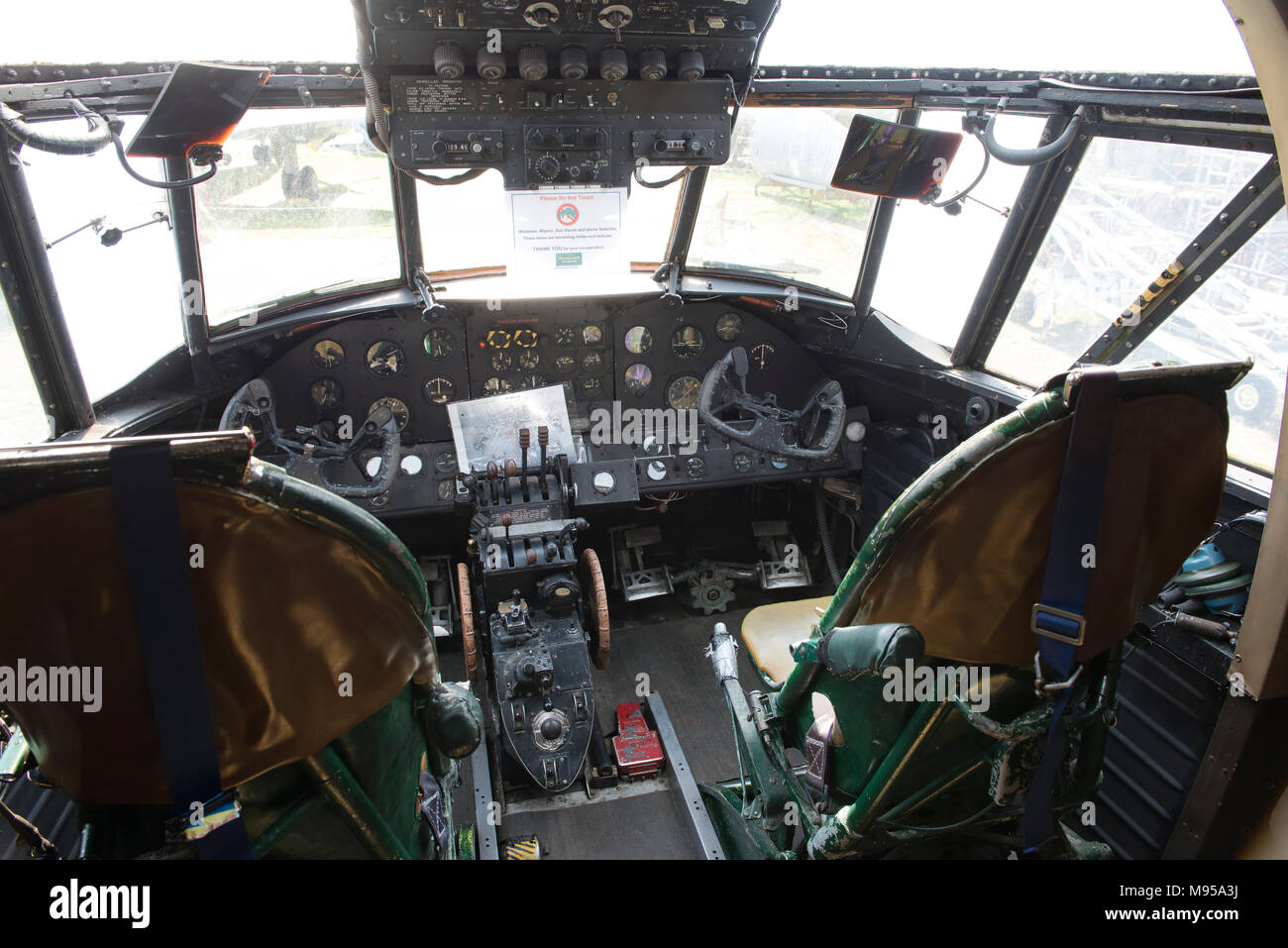 Cockpit aircraft hi-res stock photography and images - Alamy