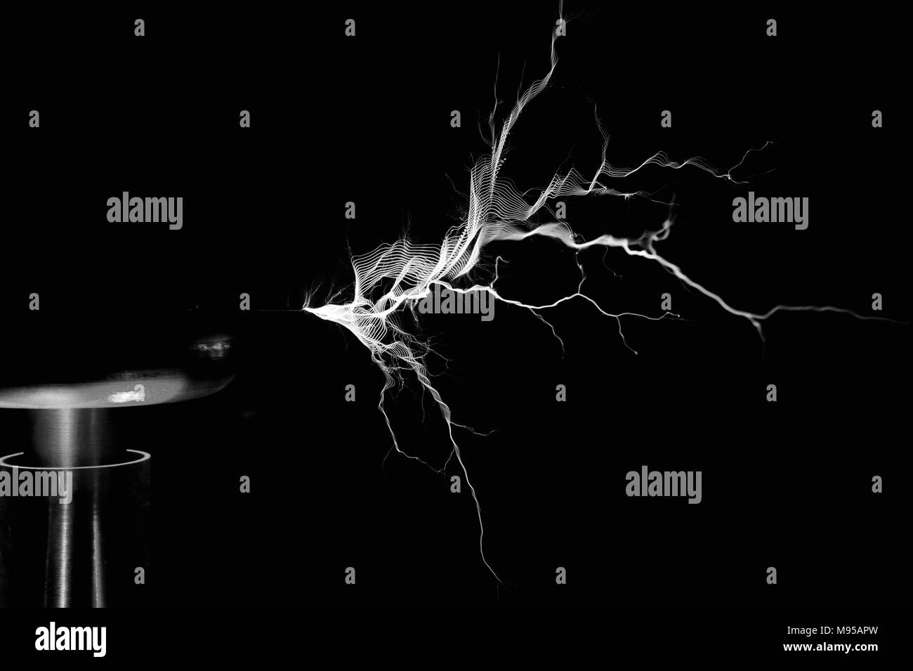 Tesla coil hi-res stock photography and images - Alamy
