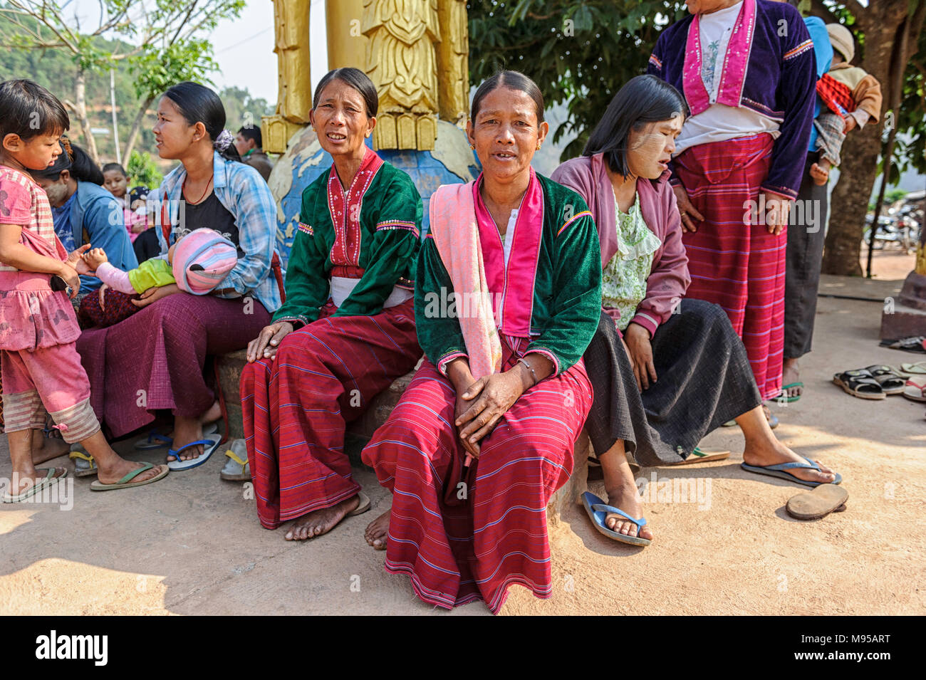 Palaung hi-res stock photography and images - Alamy
