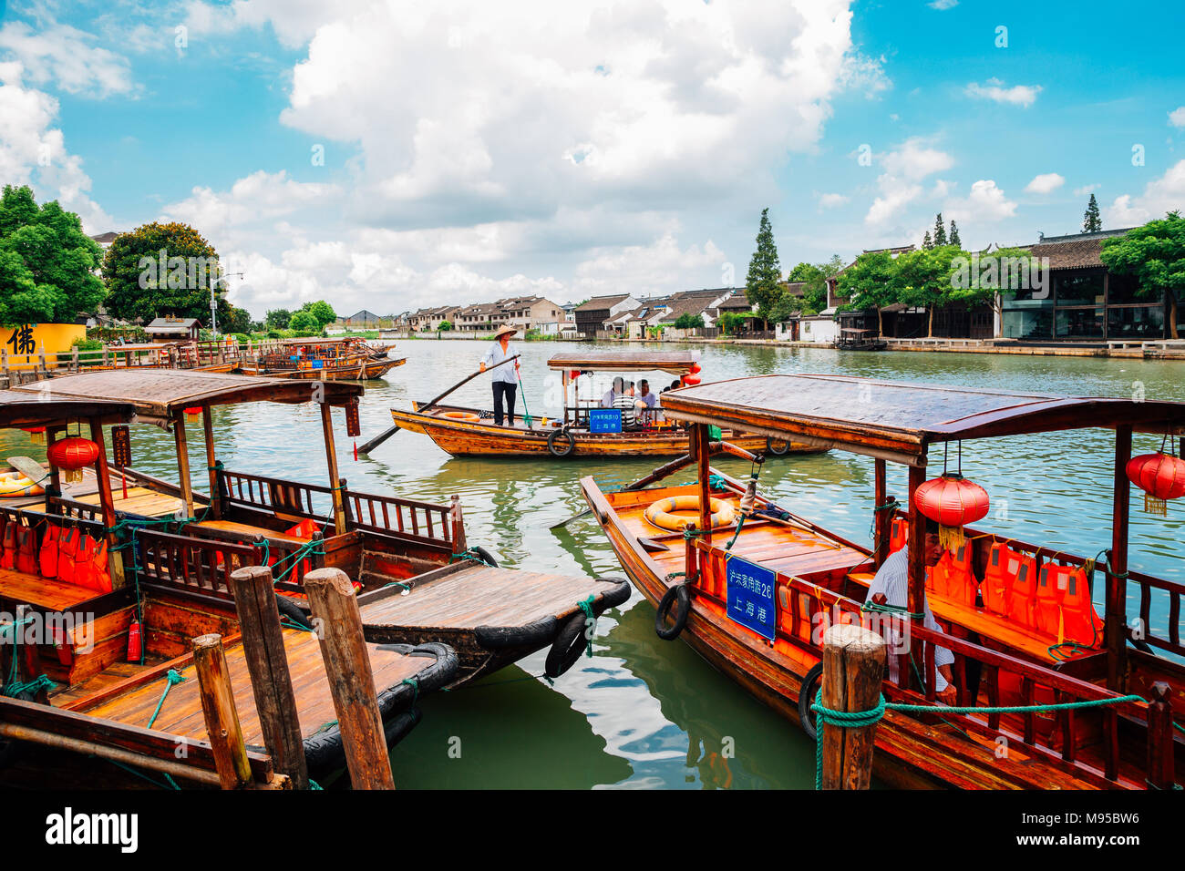 China traditional chinese wooden boats hi-res stock photography and ...