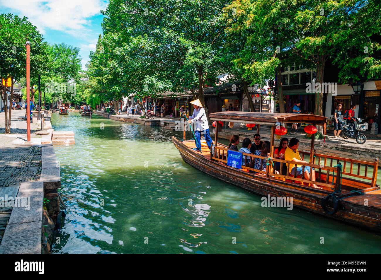 China traditional chinese wooden boats hi-res stock photography and ...