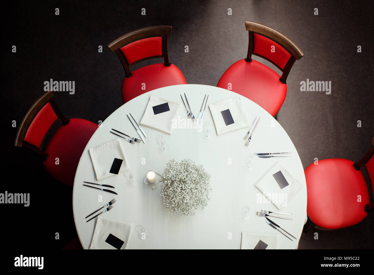 Round banquet table served hi-res stock photography and images - Alamy