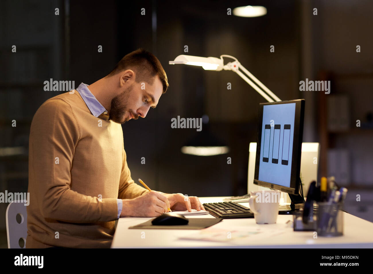 Man see notepad hi-res stock photography and images - Alamy