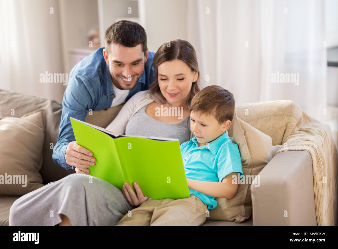 Family reading book at home hi-res stock photography and images - Alamy
