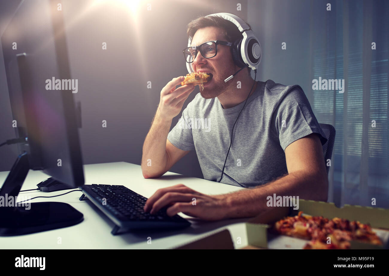 Home computer headset hi-res stock photography and images - Alamy