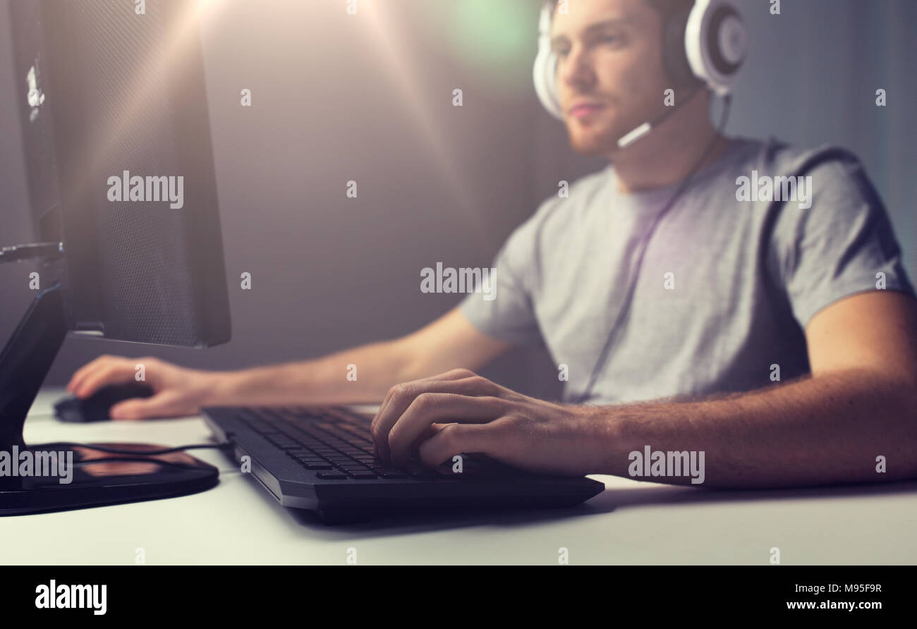 Teen playing video game computer hi-res stock photography and images ...