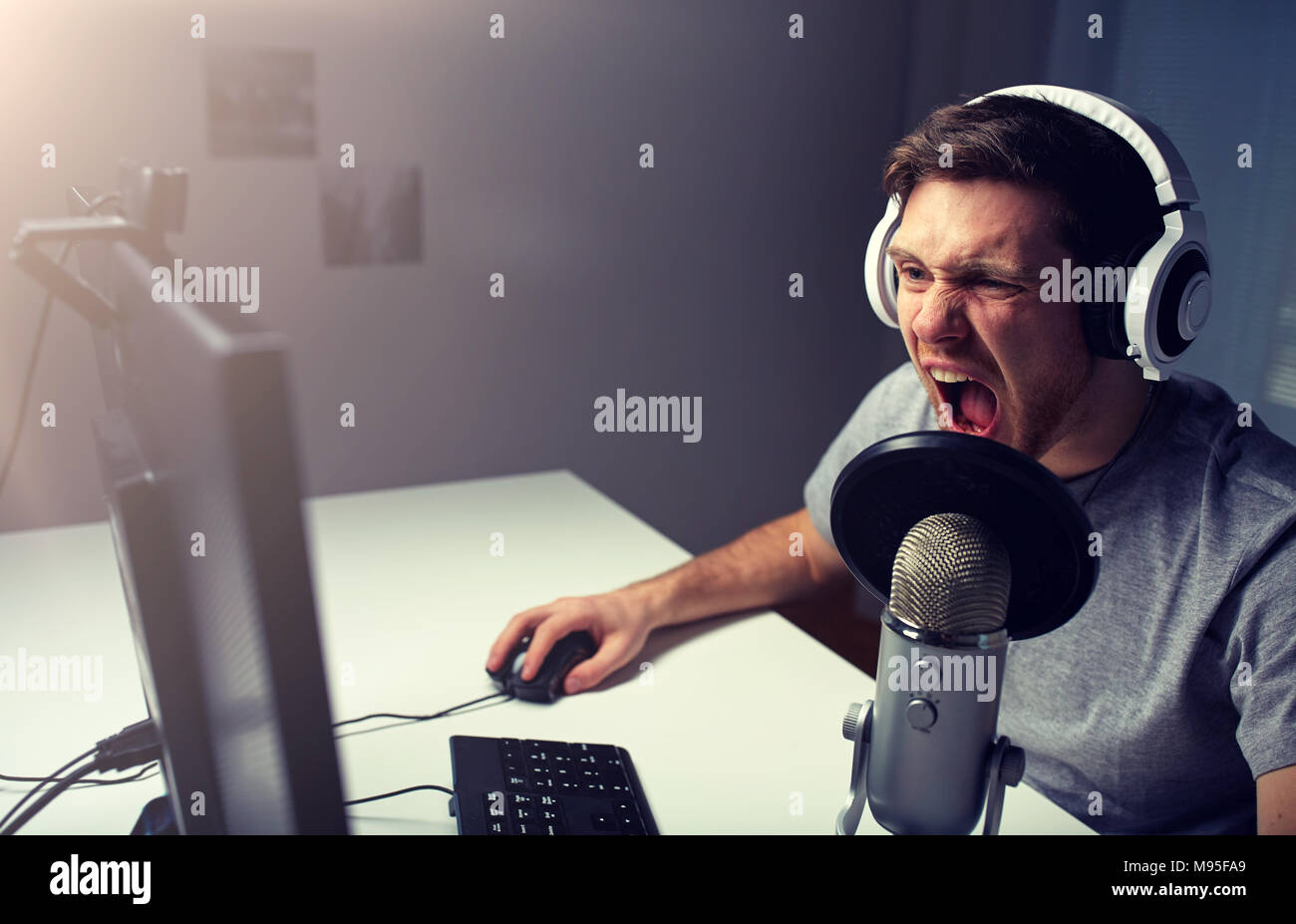 Man shouting mic hi-res stock photography and images - Alamy