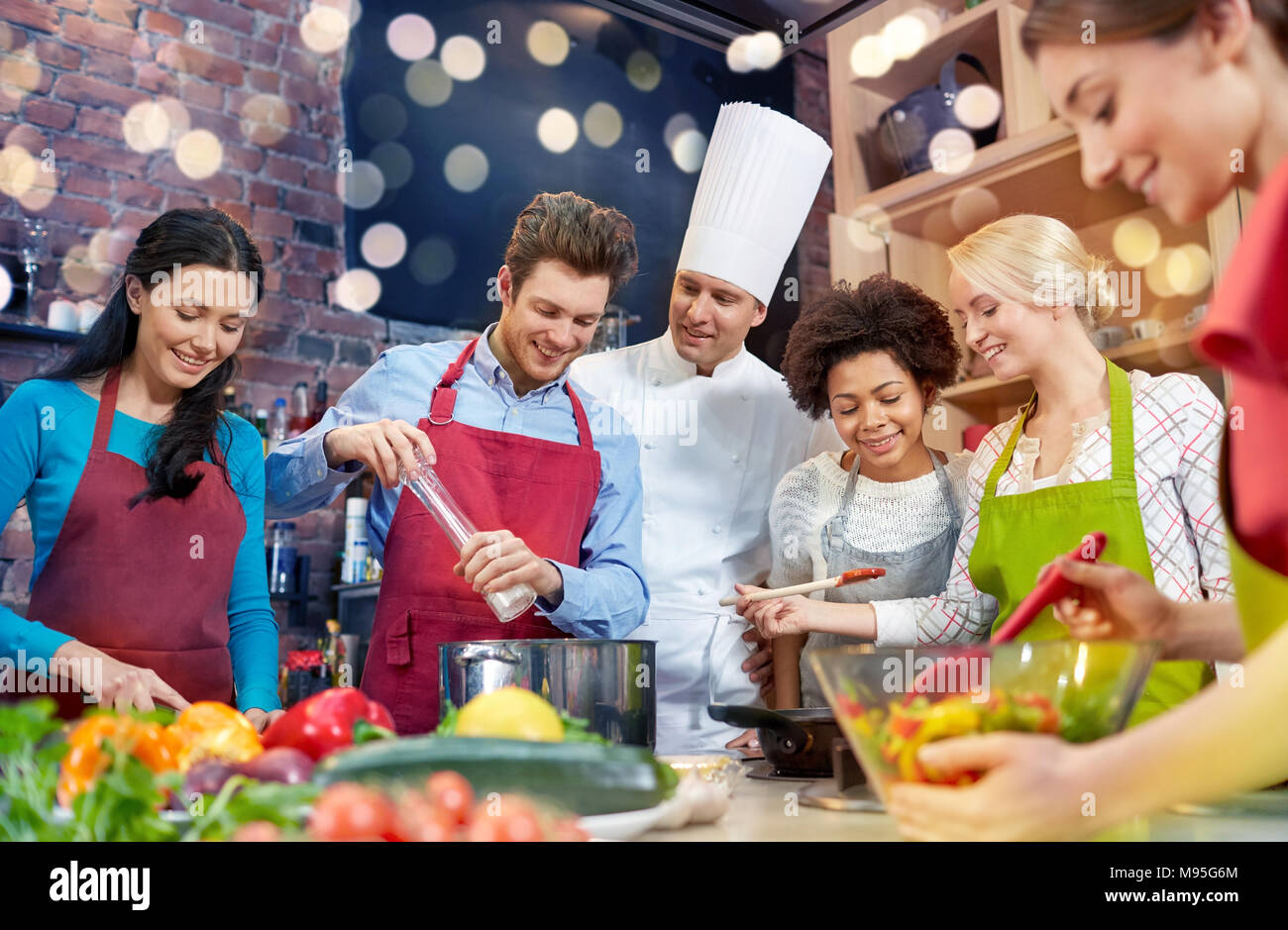 Friends cooking kitchen school hi-res stock photography and images - Alamy