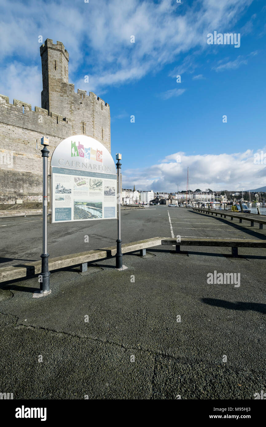 Caernarfon tourist information sign hi-res stock photography and images ...