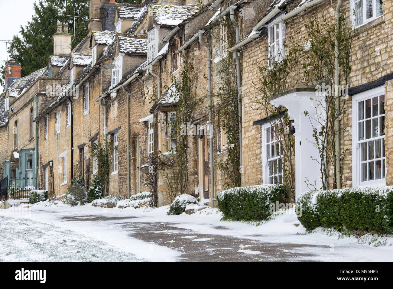 Old english cottages hi-res stock photography and images - Alamy