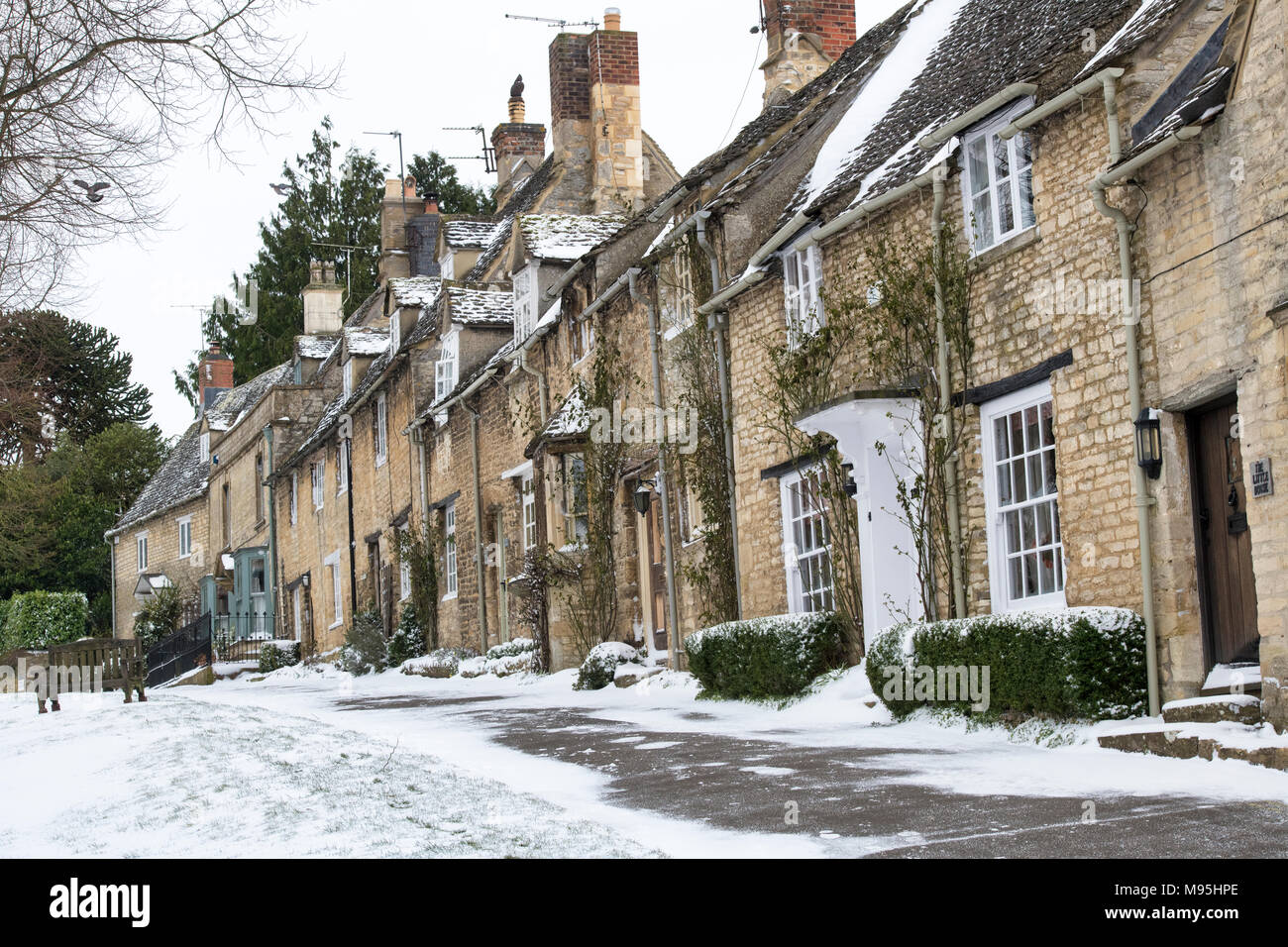 Old english cottages hi-res stock photography and images - Alamy