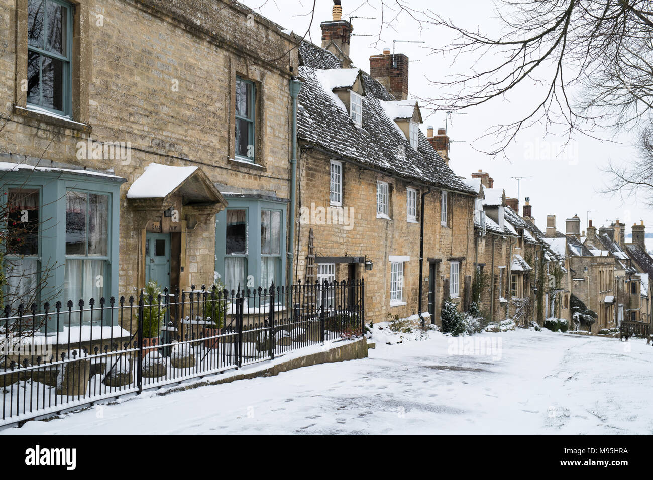 Old english cottages hi-res stock photography and images - Alamy