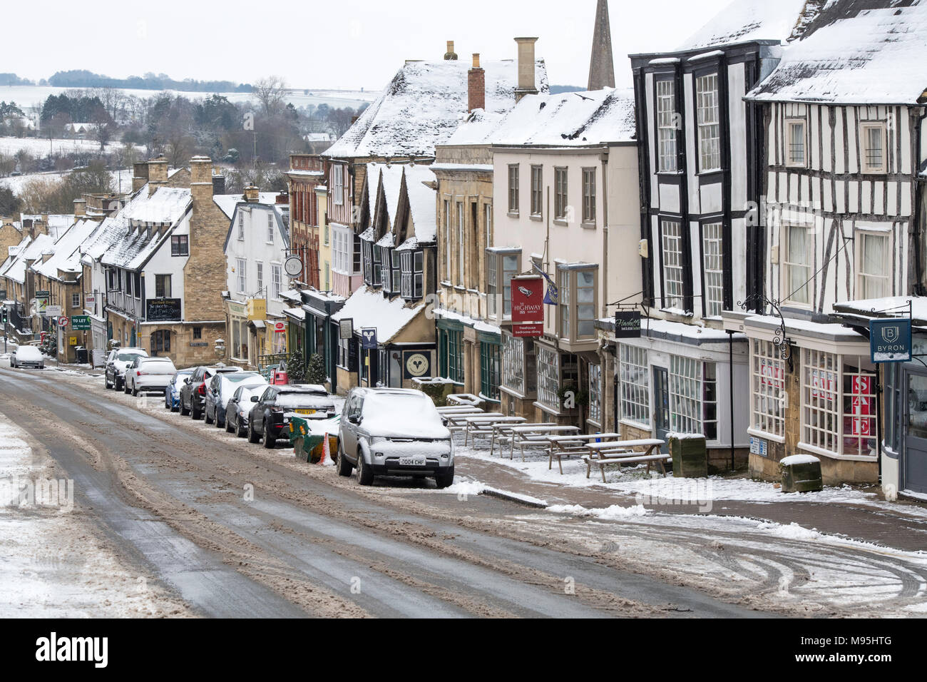 Burford high street shops hi-res stock photography and images - Alamy