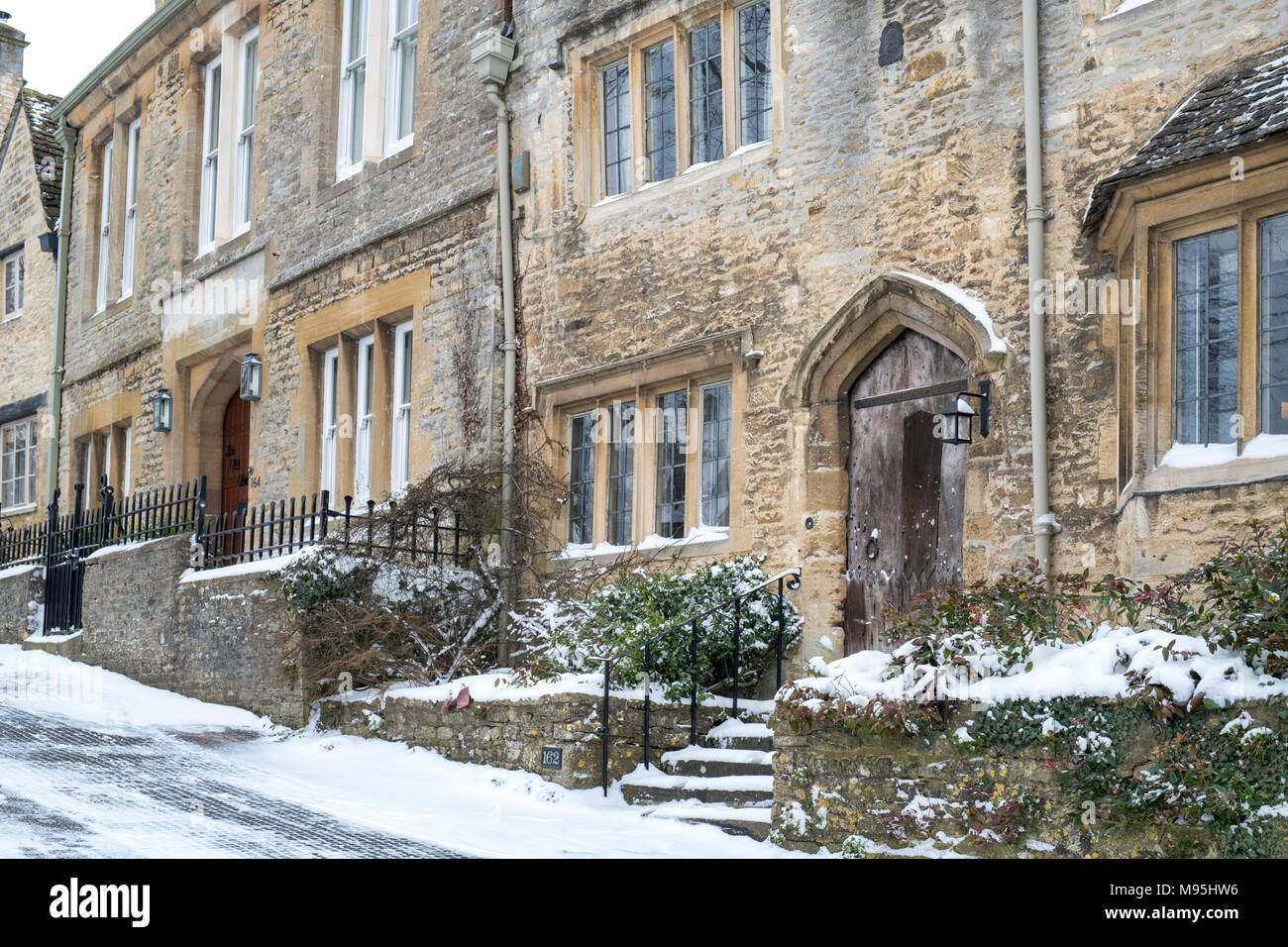 Burford stone houses on the hill in the winter snow. Burford, Cotswolds ...