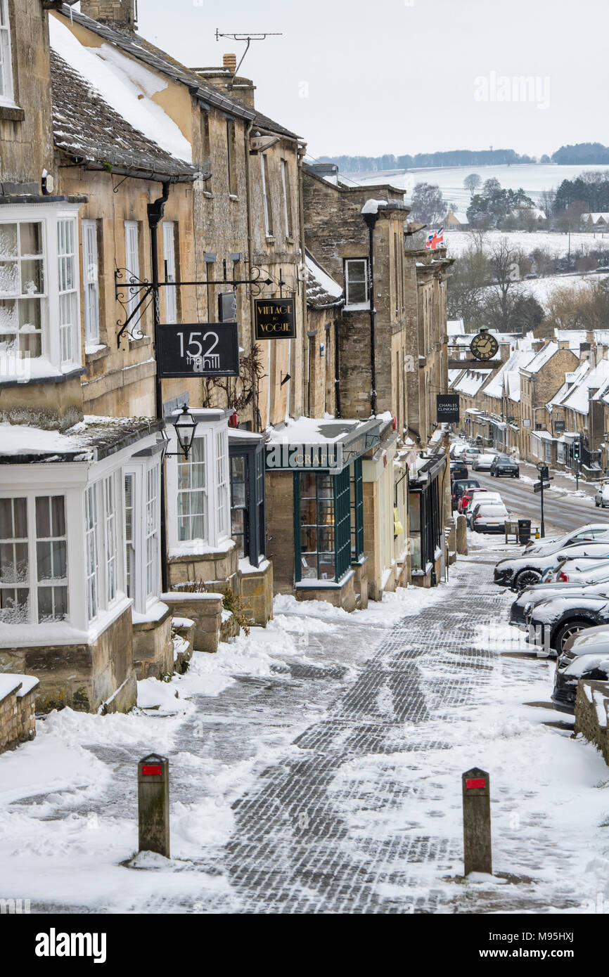 Burford high street in the winter snow. Burford, Cotswolds, Oxfordshire ...