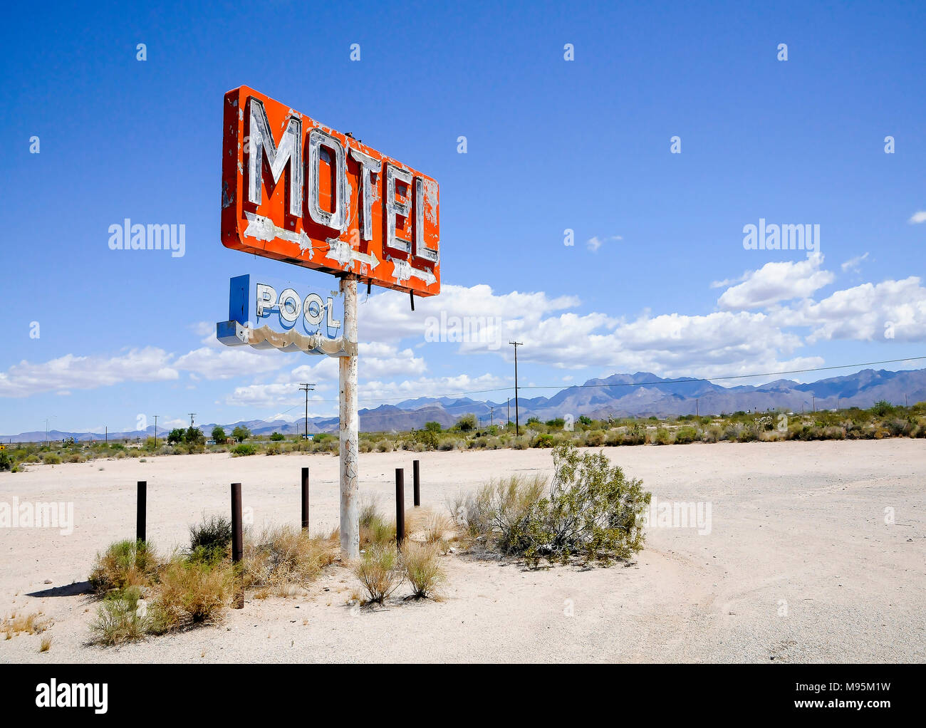 Deserted motel hi-res stock photography and images - Alamy