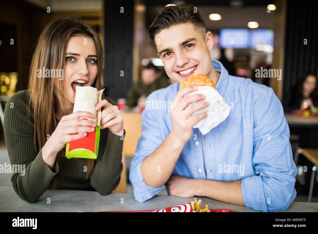 Couple eat chicken restaurant hi-res stock photography and images - Alamy