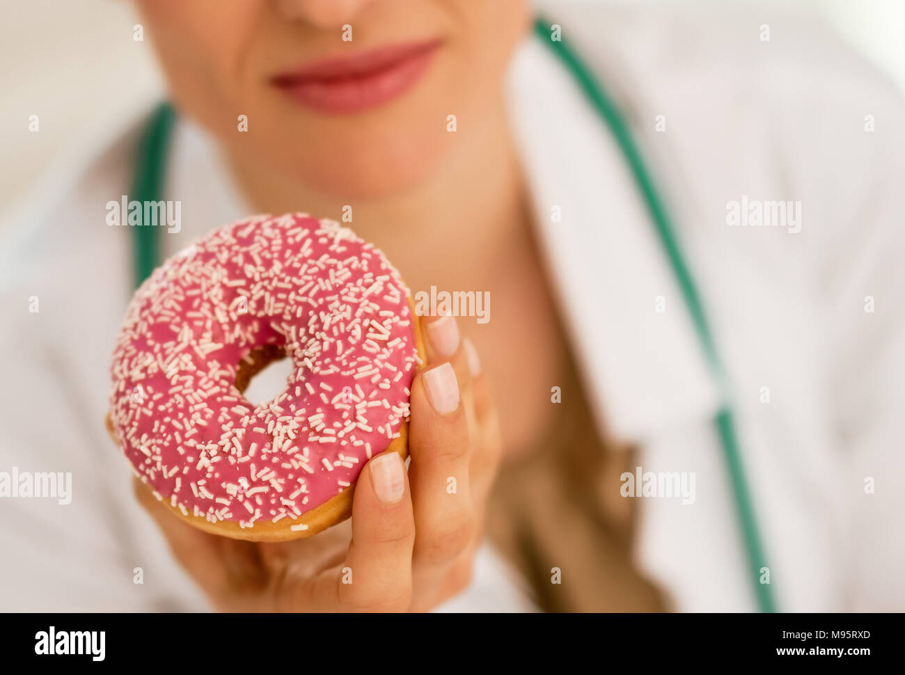 Woman doctor food healthcare hi-res stock photography and images - Alamy
