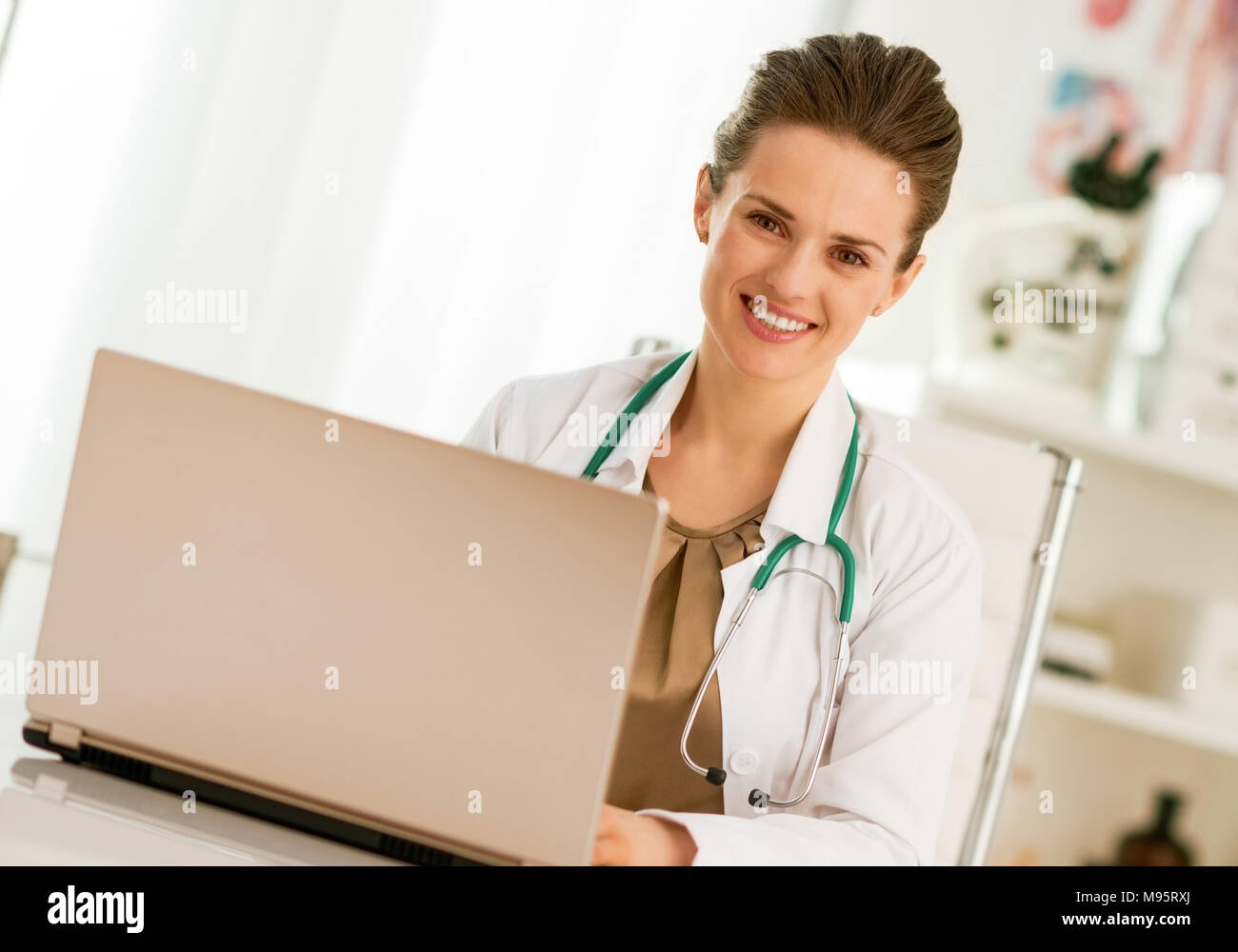 Medical doctor woman working on hi-res stock photography and images - Alamy