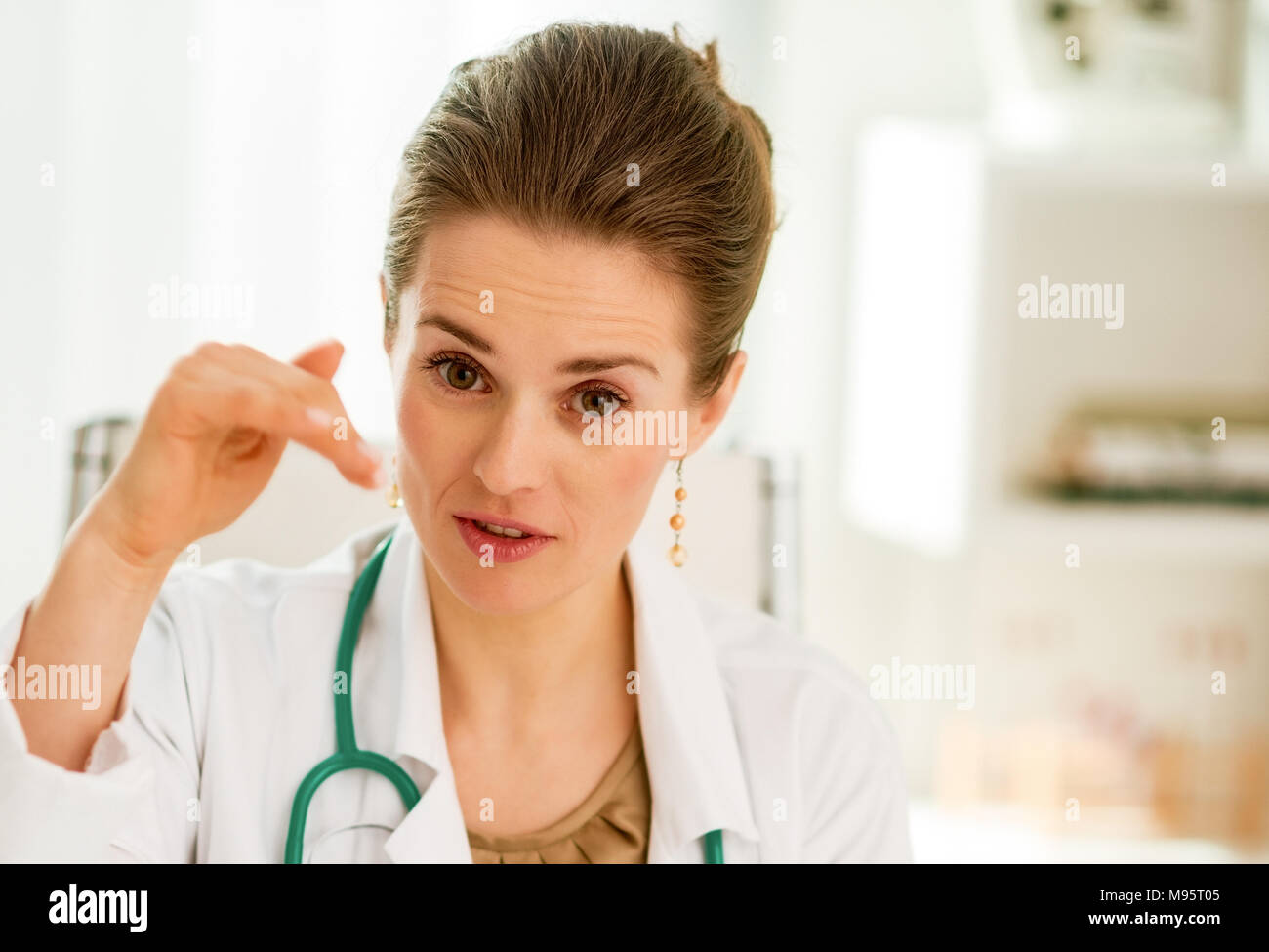 Female health worker explaining hi-res stock photography and images - Alamy