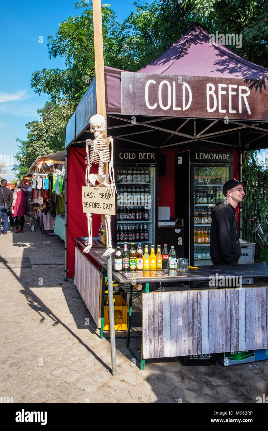 Berlin Mitte, Mauerpark Sunday market. Stall selling cold beer with ...