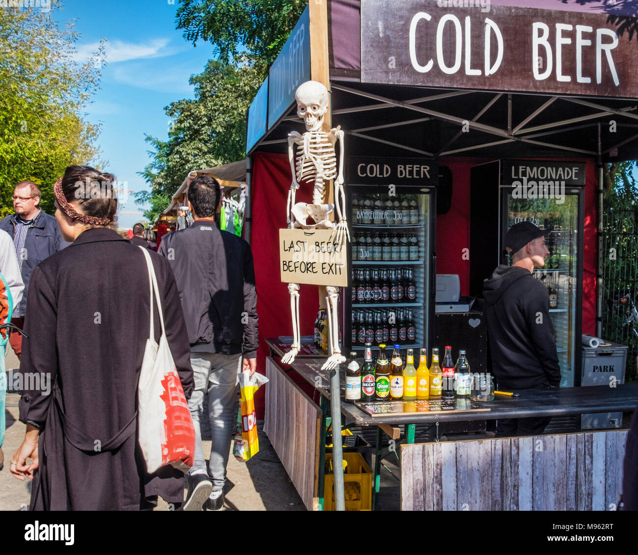 Berlin Mitte, Mauerpark Sunday market. Stall selling cold beer with ...