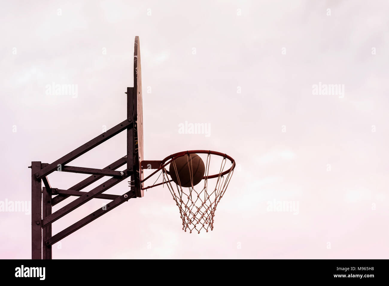 Basketball going through net hi-res stock photography and images - Alamy