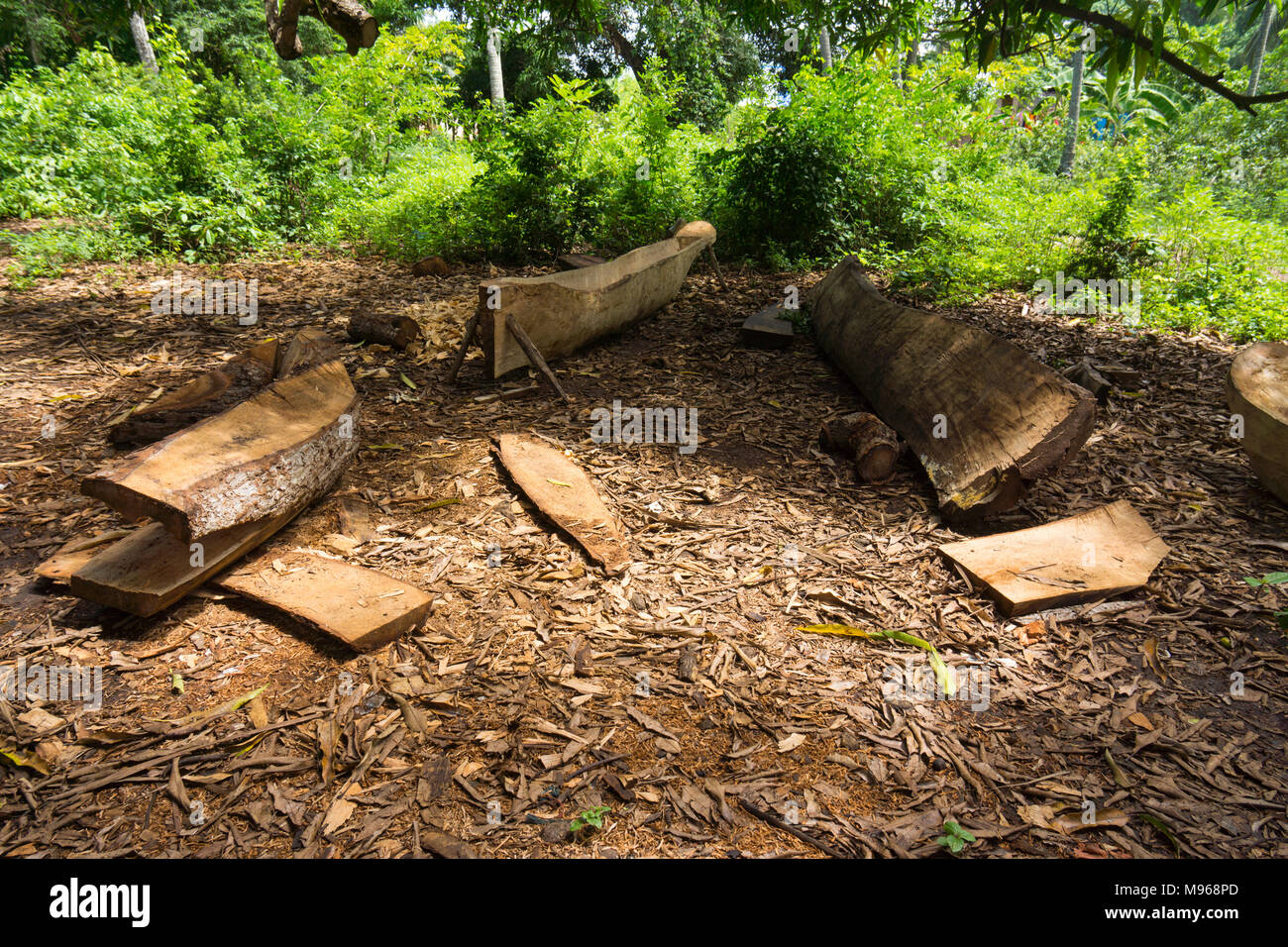 Making traditional dugout dhow boats hi-res stock photography and ...