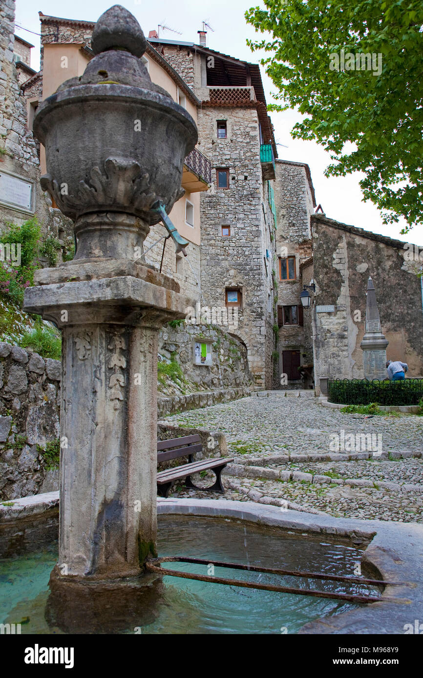 Medieval well village france hi-res stock photography and images - Alamy