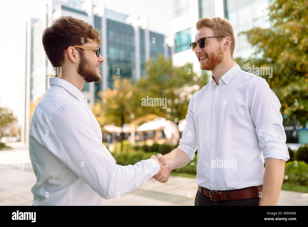 Handshake teamwork people team hi-res stock photography and images - Alamy