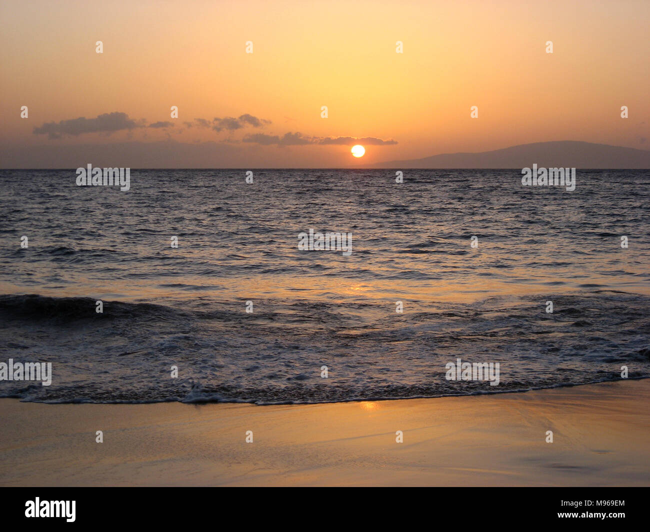 Sun reflection over ocean waves hi-res stock photography and images - Alamy