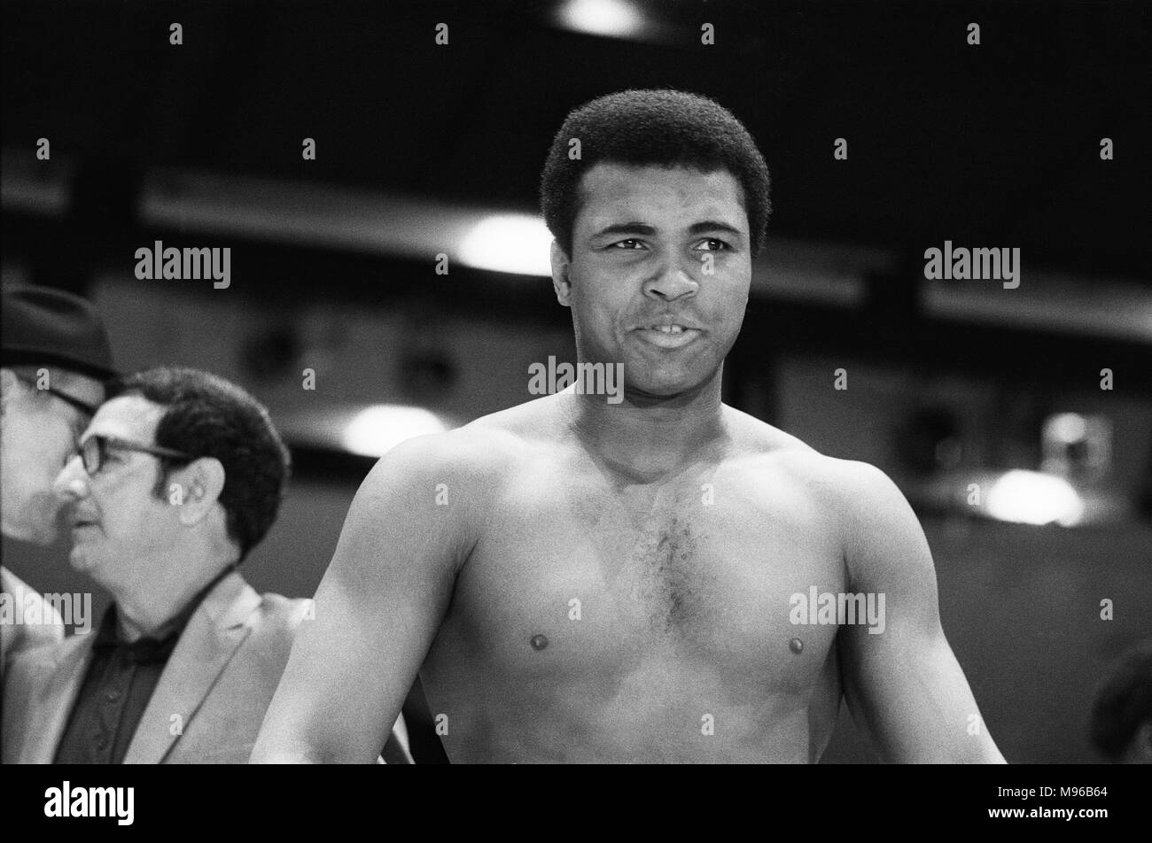 Smoking joe frazier hi-res stock photography and images - Alamy