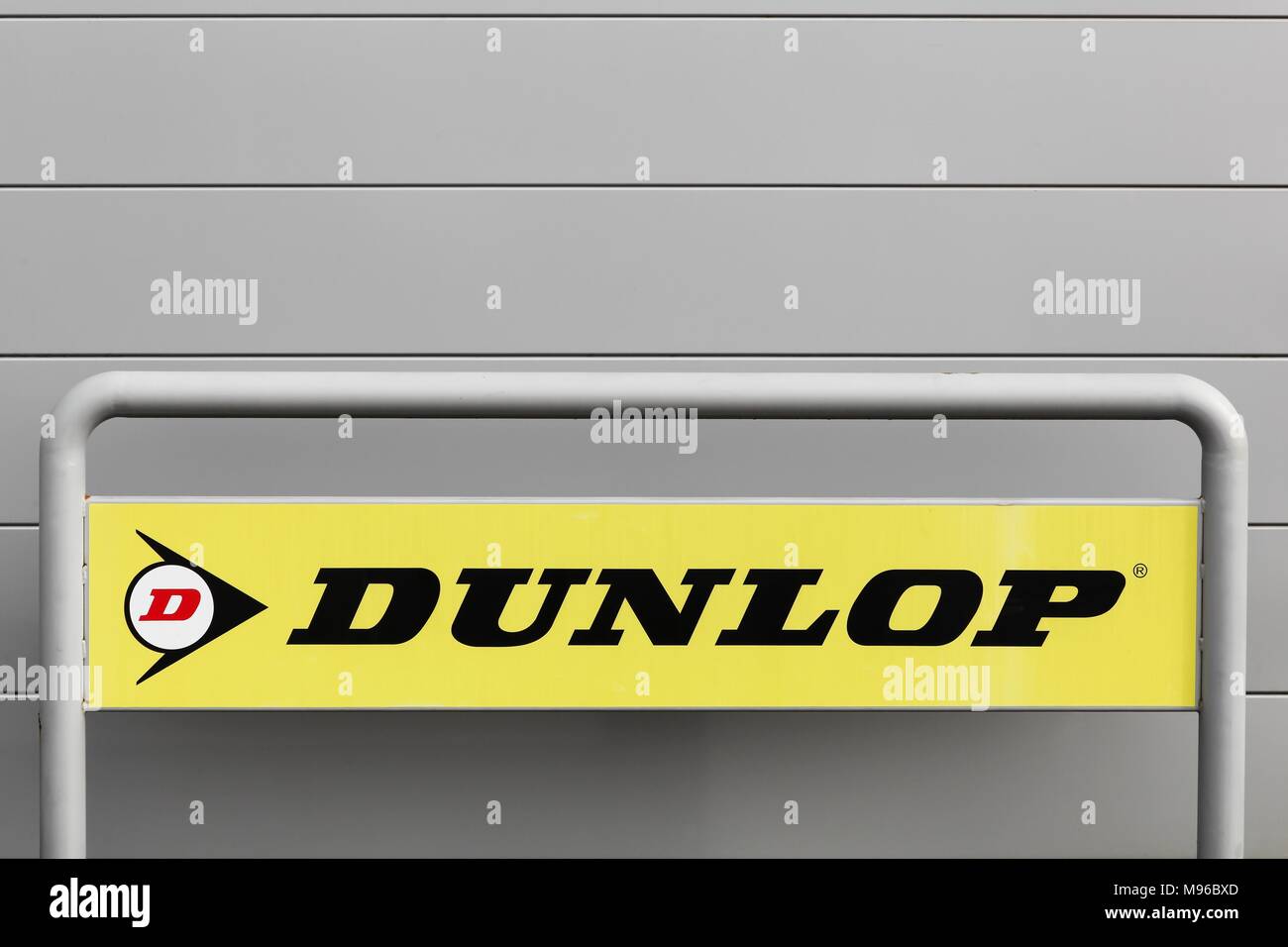 Dunlop logo hi-res stock photography and images - Alamy