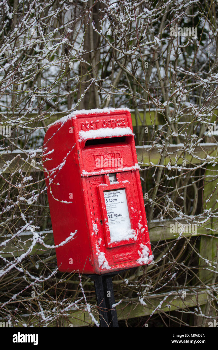Royal mail pillar box hi-res stock photography and images - Alamy