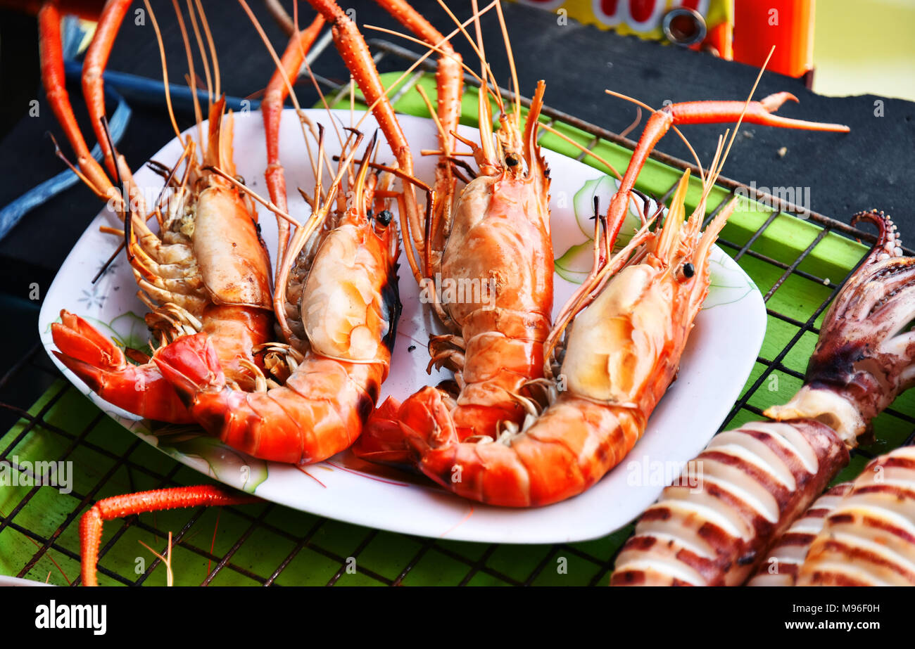 Prawn food in the street restaurant in Thailand Stock Photo - Alamy