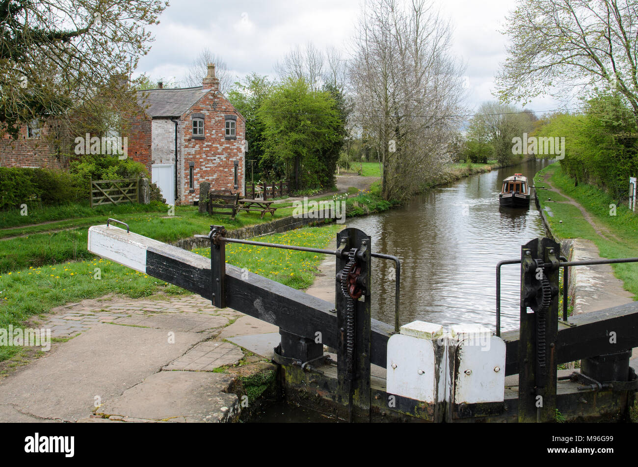 Lock house on canal hi-res stock photography and images - Alamy