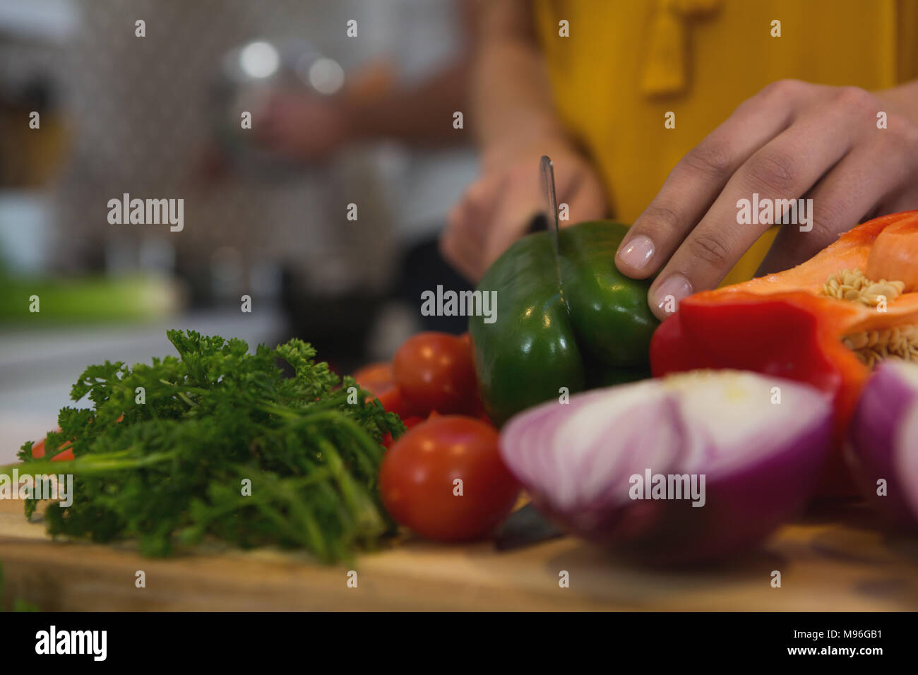 Woman hand cutting tomato close hi-res stock photography and images - Alamy