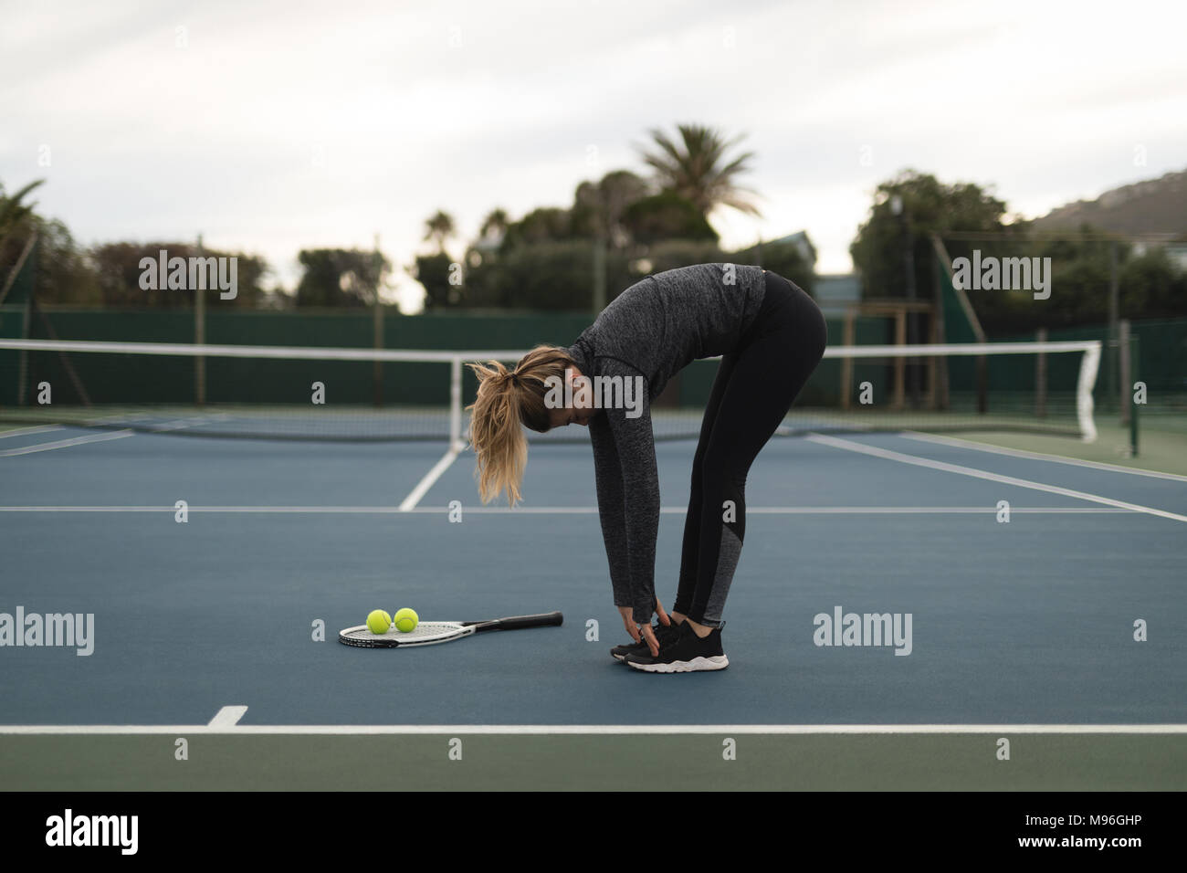 Young woman in tennis hi-res stock photography and images - Alamy