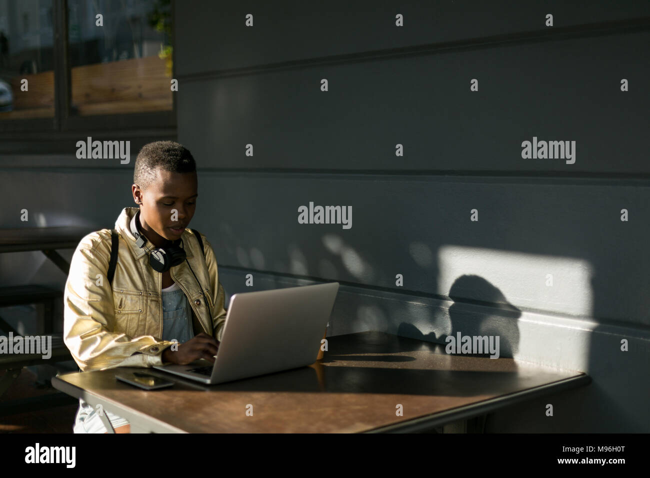 Woman using laptop in outdoor hi-res stock photography and images - Alamy