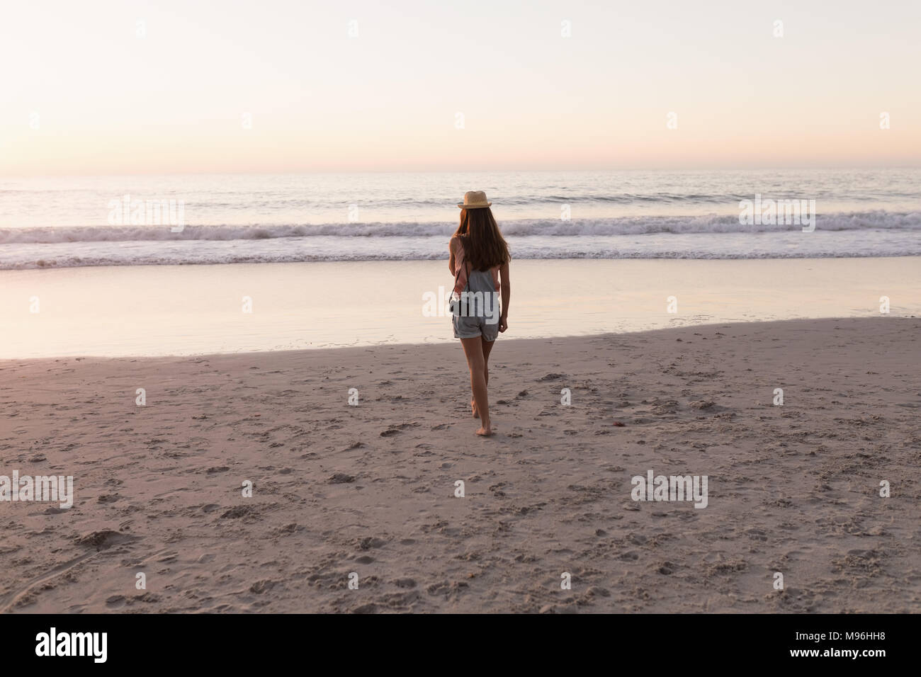 Woman holding vintage camera in the beach Stock Photo - Alamy