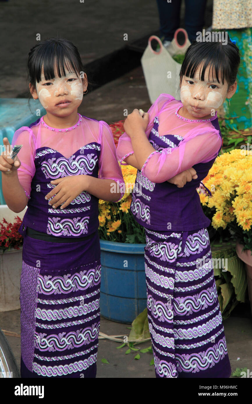 Myanmar, Kayin State, Hpa An, market, people, girls Stock Photo - Alamy