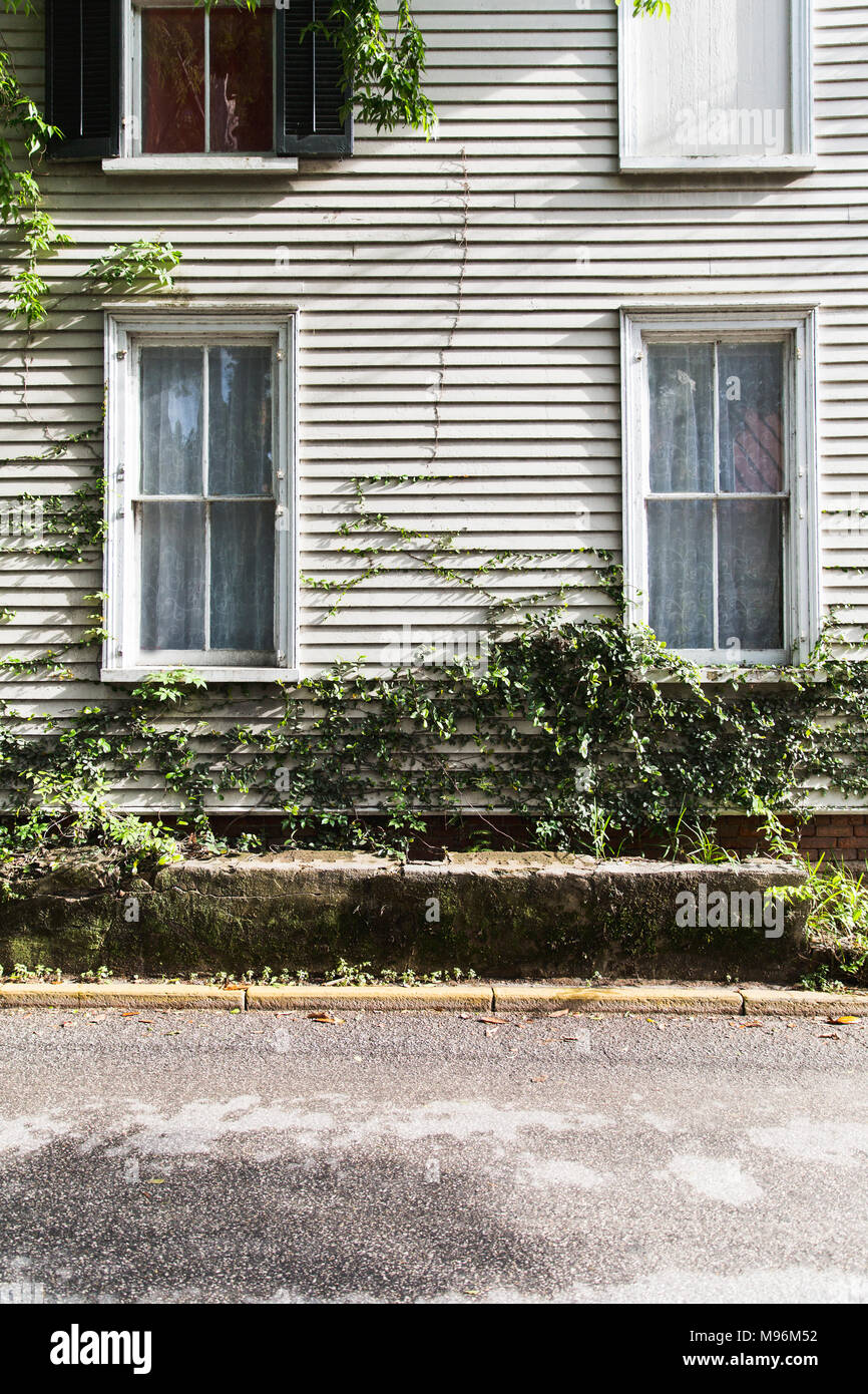 Vintage building by sidewalk Stock Photo - Alamy