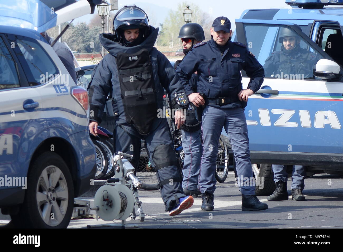 Florence, Italy. 23rd March, 2018. Florence, bomb alarm in front of the ...