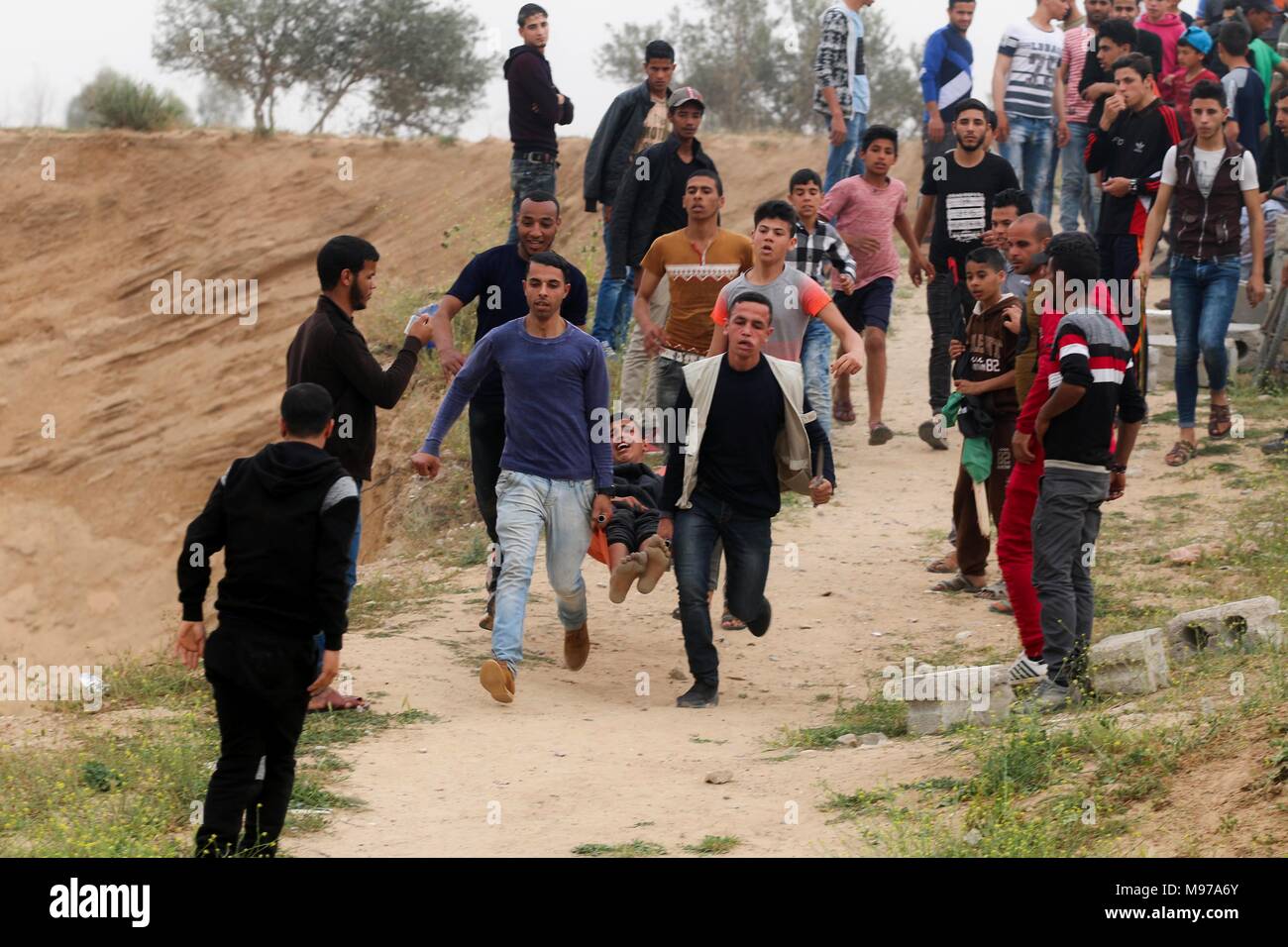Bureij, Gaza Strip, Palestinian Territory. 23rd Mar, 2018. A wounded ...