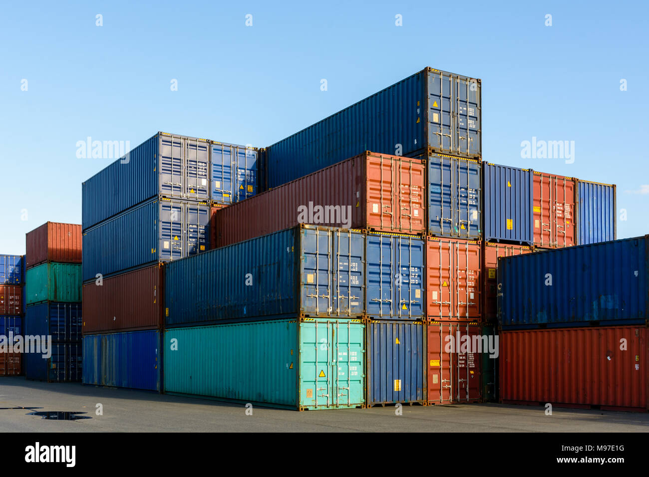 Shipping containers hi-res stock photography and images - Alamy